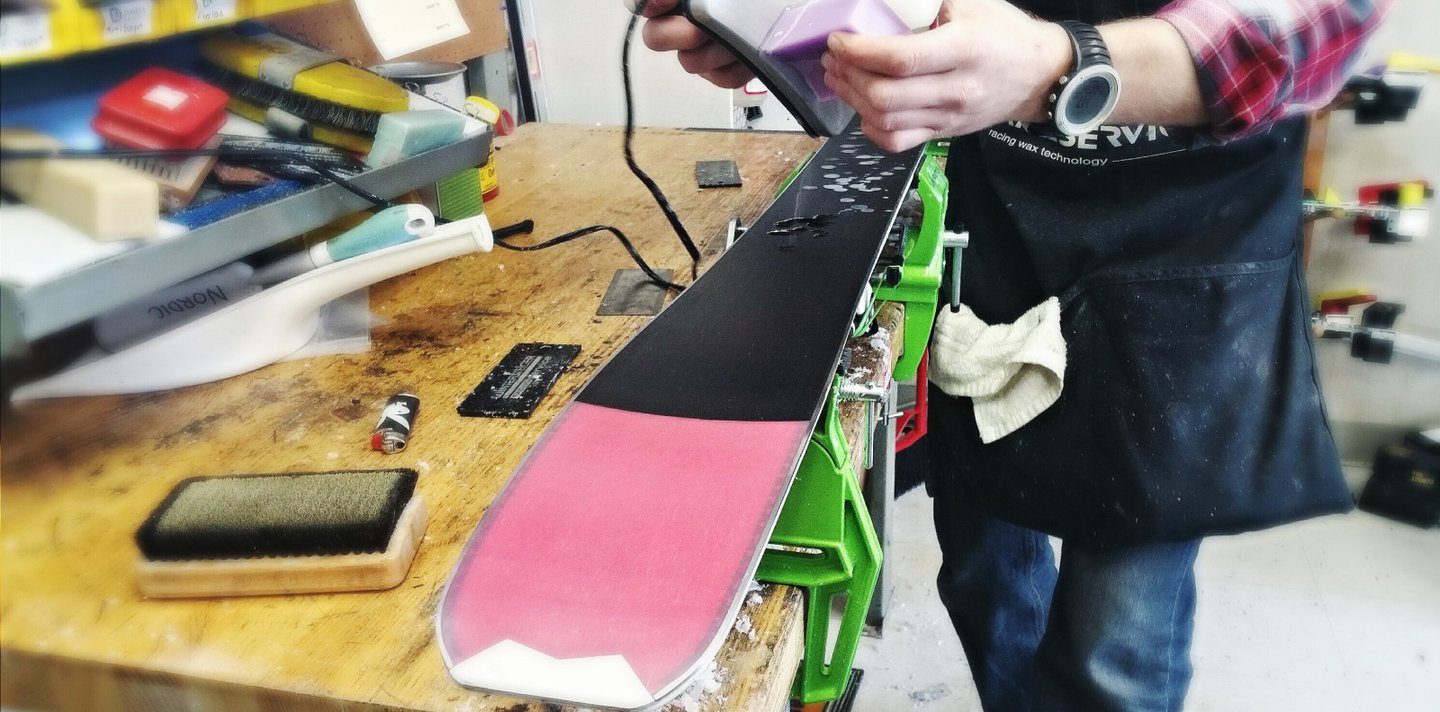 Sharpen and Wax Services – MMA's Ski Service Center